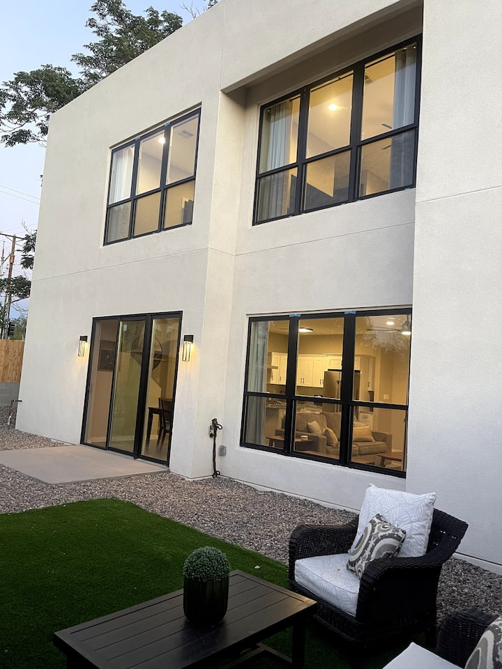 Two Town Homes Great For Large Groups - Albuquerque, NM