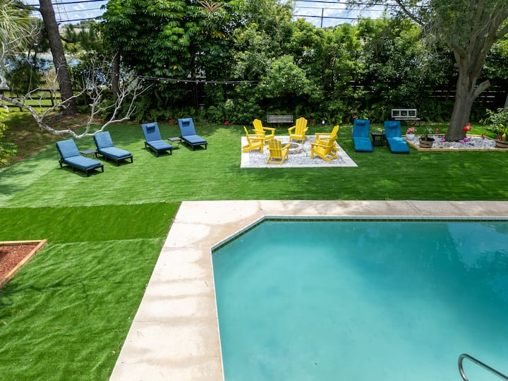 2 Homes Sleeps 24, Heated Pool 15 Min 2 Clrw Beach - Clearwater, FL