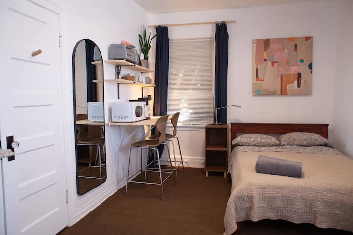 Corner Studio Old Hollywood Stay | Shared Bath - Hollywood, CA