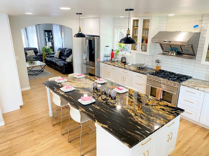 Bright, Big Home Walking Distance To Mcintosh Lake - 롱먼트