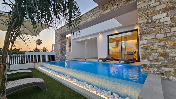 Stay: Oasis Luxury Villa (1) |Heated Pool |Jacuzzi - Паралимни