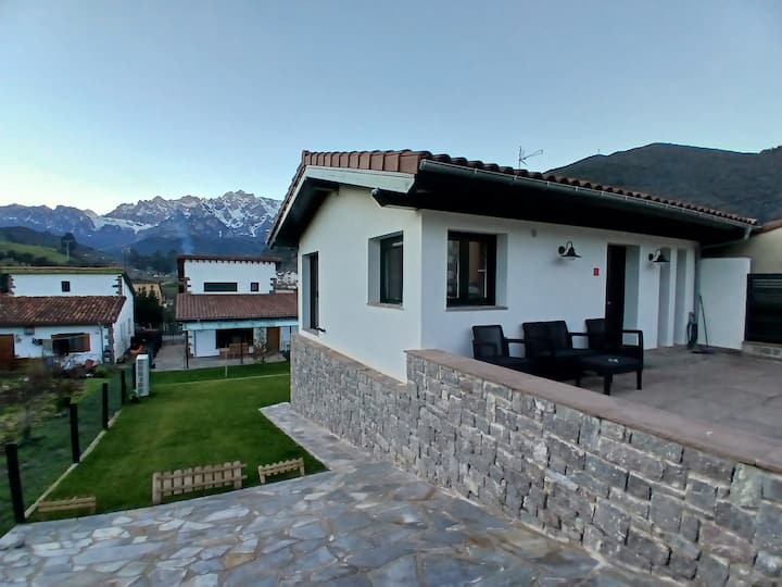 Mirando A Los Picos De Europa. - Potes