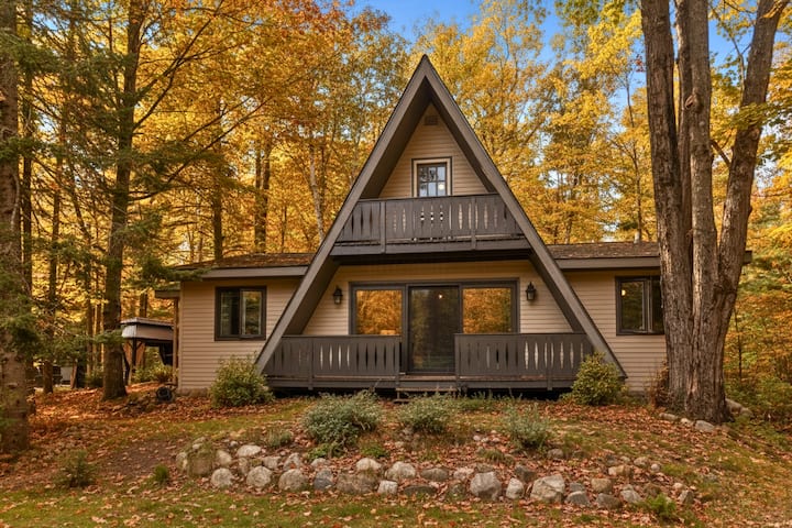 Fall Escape| Steps To Lake W/ Fireplace & Hot Tub! - Torch Lake, MI