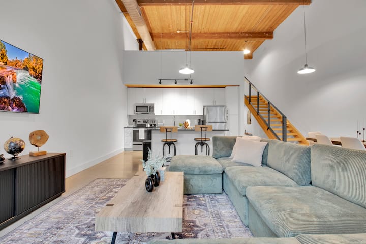 Chic 2bd Loft Retreat | Pool | Near Dt Greenville - Saluda Lake, SC