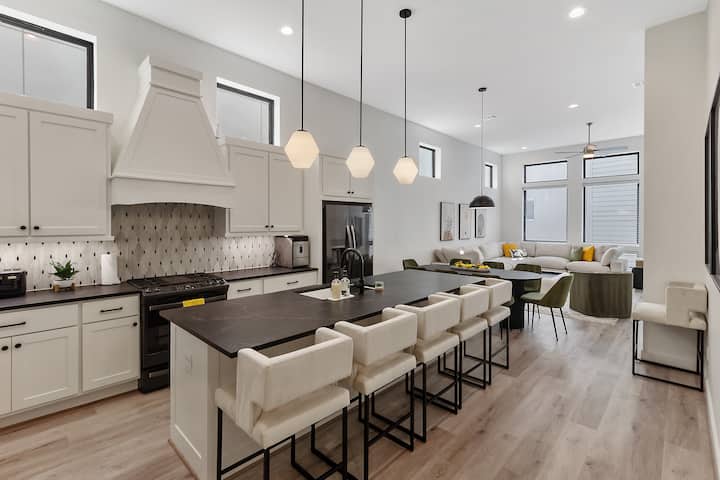 7br/7ba Deluxe Houston Home W/ Full Skyline View! - Houston, TX