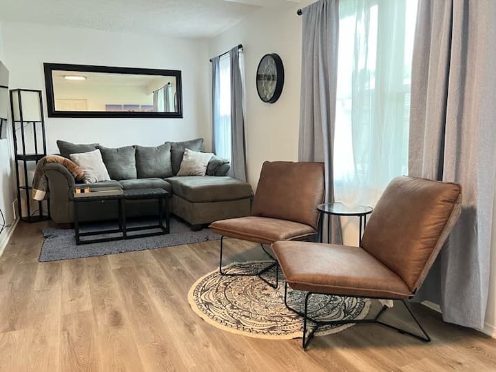 Modern & Renovated 3bd/1ba Home | Quiet & Cozy - Warren, MI