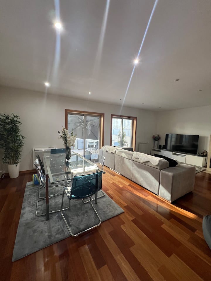 Quarto Em Casa De Família, Moderna C/ Estacionar - Nine, Portugal