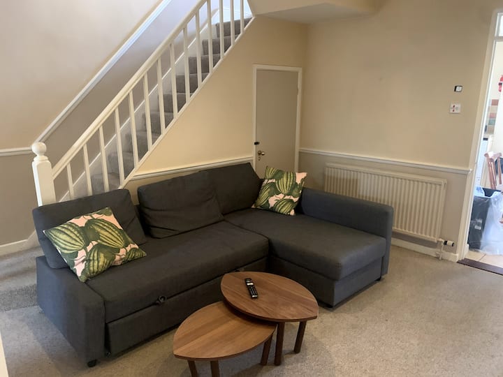 Modern Spacious Stay | Fresh Beds + Smart Tv - Bath