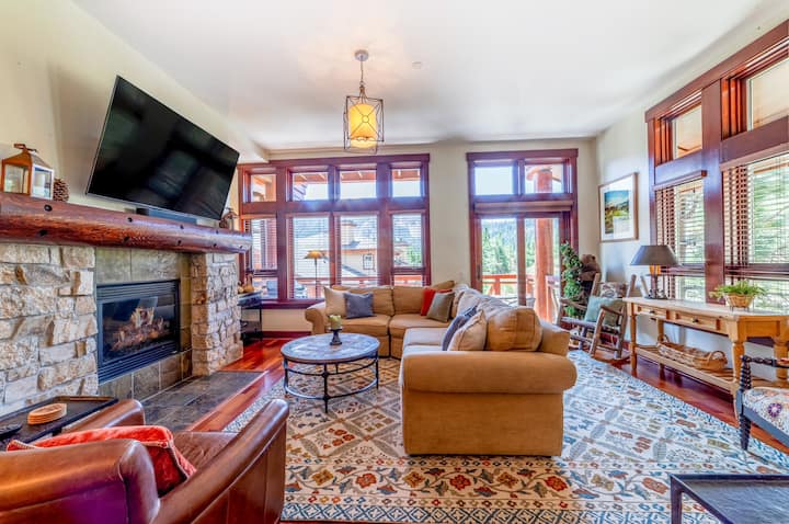 Exquisite Home W/ Views, Private Jacuzzi & Garage - Mammoth Lakes, CA