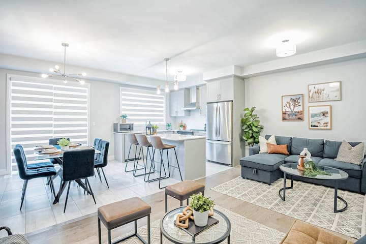 Brand New Modern Family Home - Splash Island