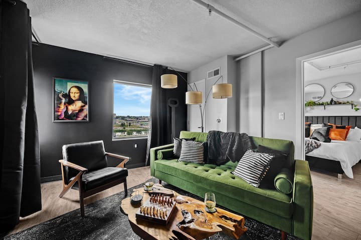 King Bed Penthouse - City View - Gym - Parking - Des Moines, IA