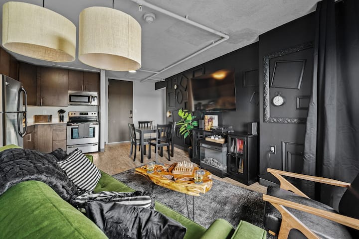 King Bed Penthouse - City View - Gym - Parking - Des Moines, IA