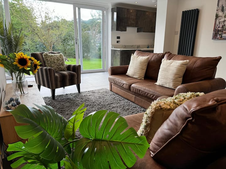 Luxury Private Indoor Pool Retreat | Sleeps 12 - Pays de Galles