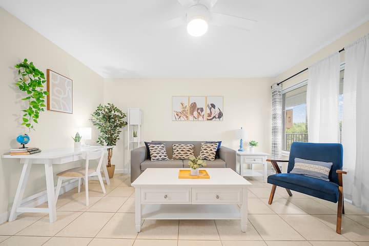 Modern & Homely 1br Apt King Bed W/ Pool & Parking - Stuart, FL