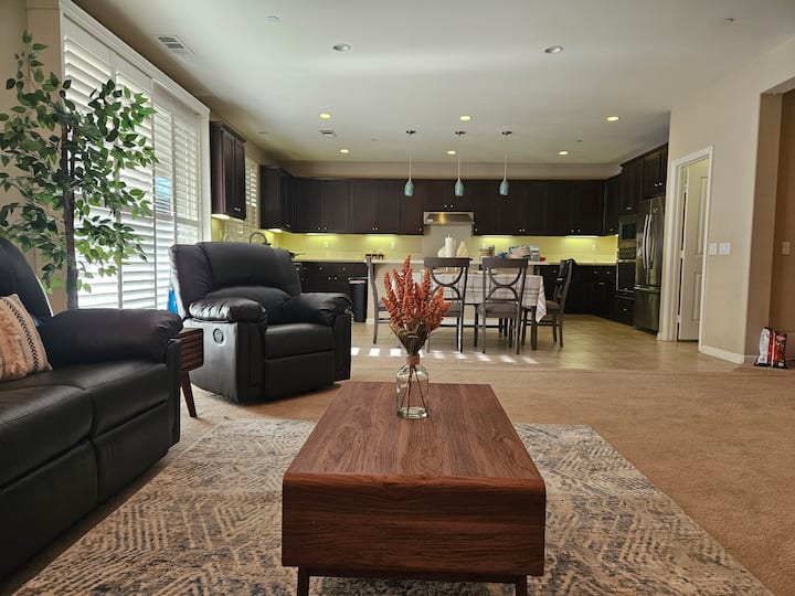Spacious Single Level Home With 2 Car Garage - Ontario, CA
