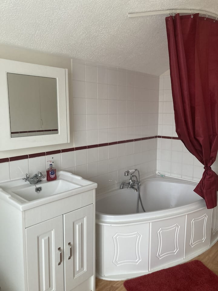 Large Double Room In Cosy House - Northampton, UK