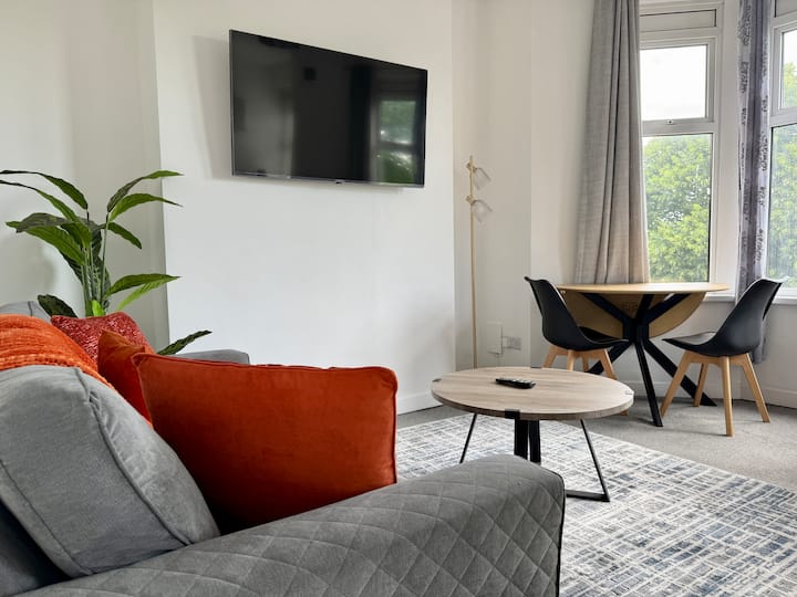 City Centre Embankment View Apartment Sleeps 4 - Cardiff