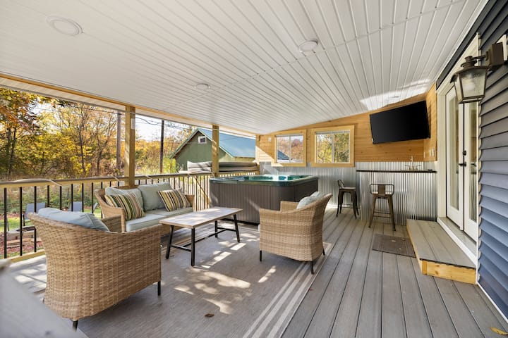 Heated Pickleball
Game Room
Hot Tub
Crystal Mtn - Honor, MI