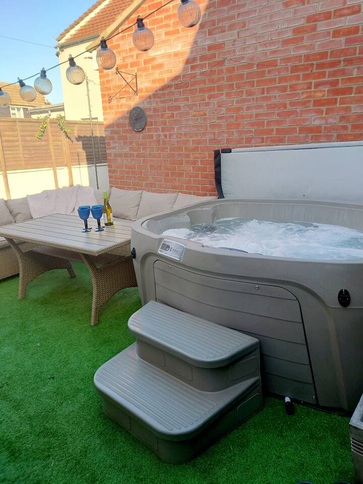 4 Bed Home; Winterton-on-sea; Hottub & Log Burner - Hemsby
