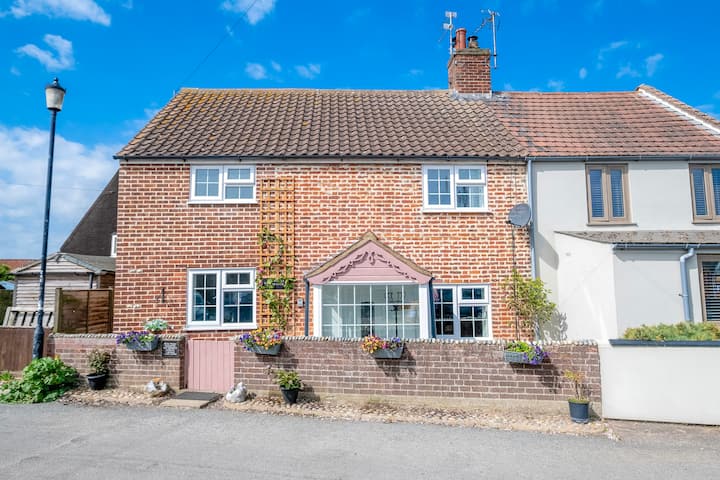4 Bed Home; Winterton-on-sea; Hottub & Log Burner - Winterton-on-Sea