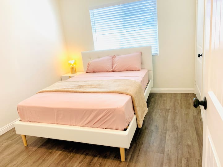 Mcw-r1: Cheerful Room | Shared Bathroom - Garden Grove, CA