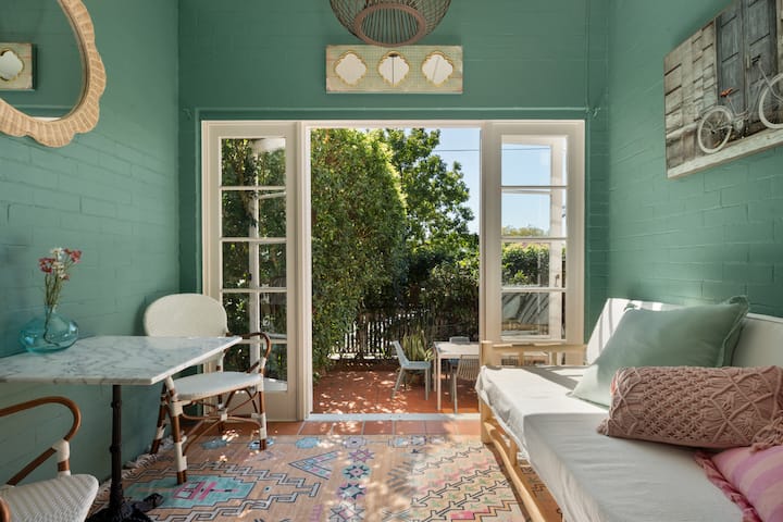 Art Deco Abode With Leafy Courtyard - Brisbane