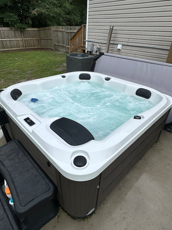 Hot Tub, Pet + Kid Friendly, 3 Miles To E. Isle - Cedar Point, NC