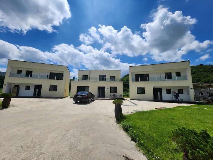 독채펜션 느린오후  (2호)  2층 전원주택 독채 사용 3개동 예약가능 바베큐 까지 무료 - 태장1동