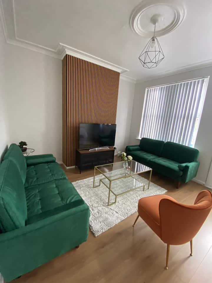 3-bed House | Near M1 & Meadowhall | Free Parking - Rotherham