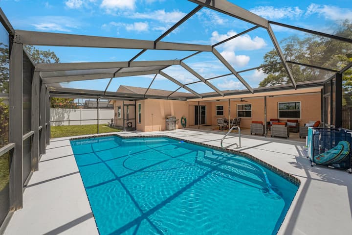 Spacious Beach Bungalow | 4br W/ Pool & Game Room - St. Petersburg, FL