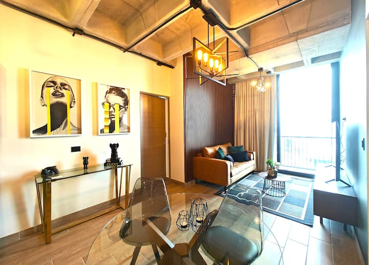 Glamorous 2-br Apt King Size W/pool + Parking +Gym - Monterrey