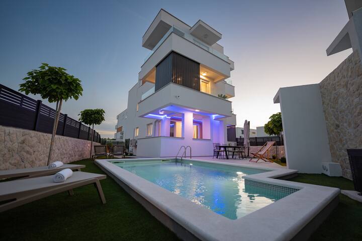 Apartments Smash With Private Pool - Novalja