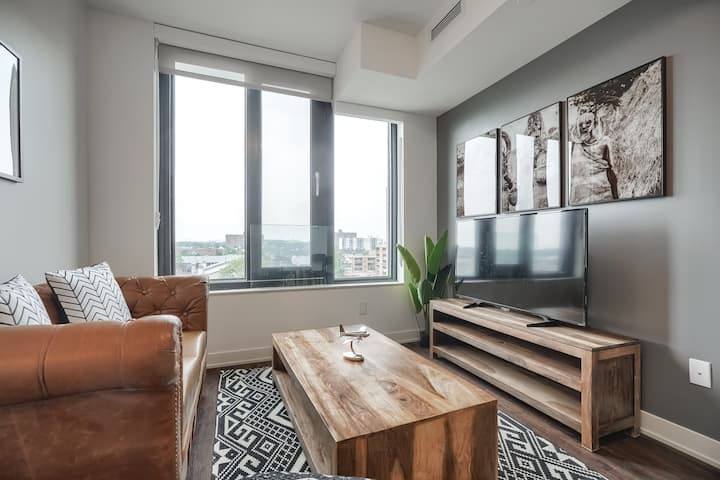 Chic 1br Apt With City Views, Near Lake Aquitaine - Milton, Canadá