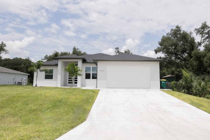 Modern Luxe Home~newly Build/sleeps 13 - Port Charlotte