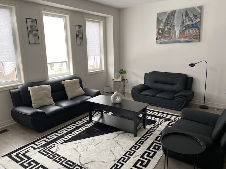 Modern 2024 Townhouse Retreat – Cozy & Stylish! - St. George, Canada