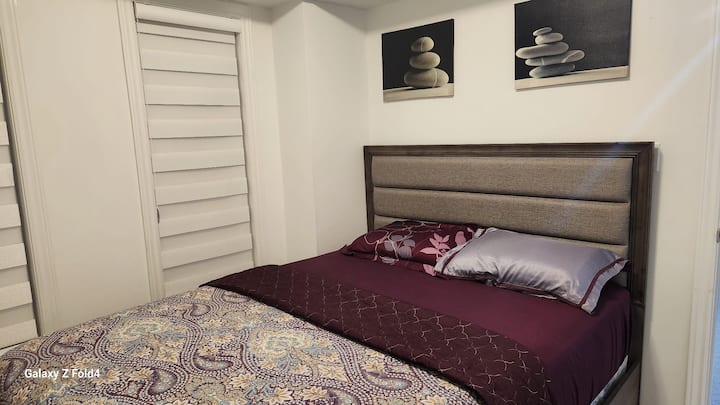 Silver Porch- A Bedroom And A Livingroom - Clarington