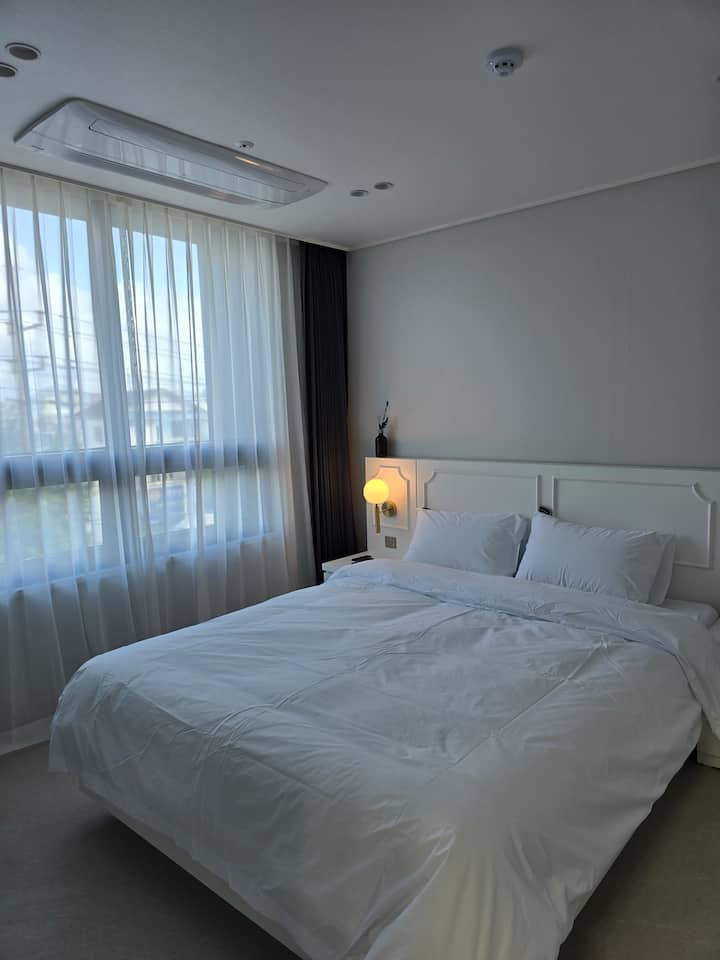 노엘302호[신축]tv2대/호텔침구/침실2킹베드1싱글베드2/루프탑 개별테이블/무료주차/넷플 - Yeosu-si