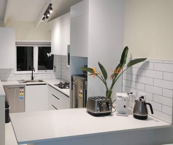 Takapuna 3b & Netflix
3 Bed 2 Bath & 3 Park Onsite - Auckland