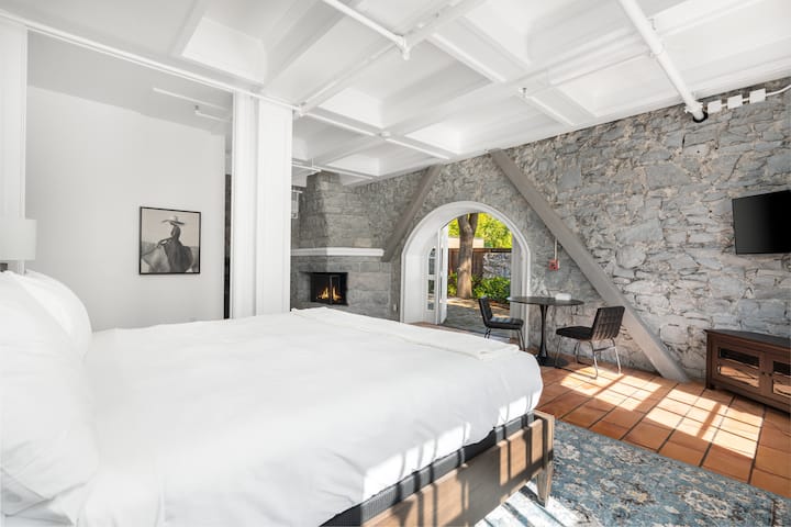 Deluxe King Suite At The Historic Stonehouse Inn! - Santa Rosa, CA