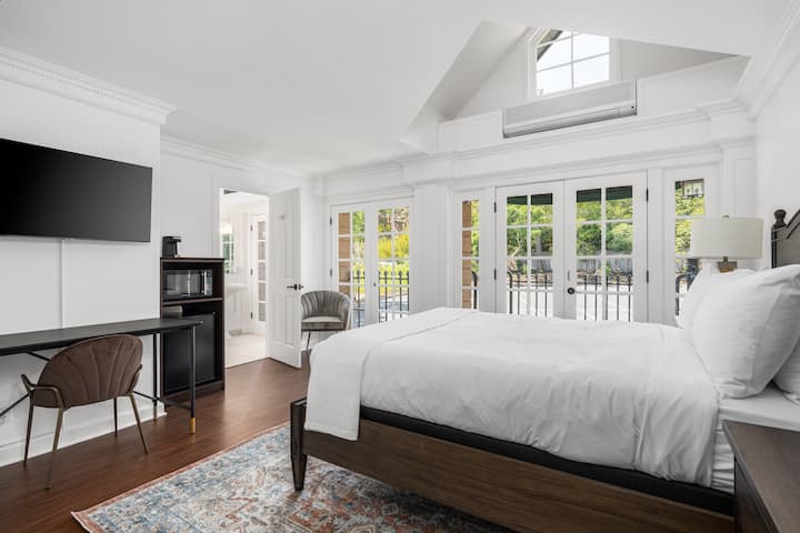 Private Wine Country Suite - Santa Rosa Stonehouse - Santa Rosa, CA