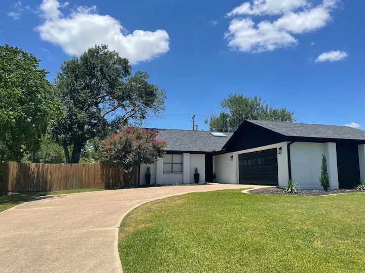 Updated 3 Bed/2 Bath | King Suite In Great Area! - Bryan, TX
