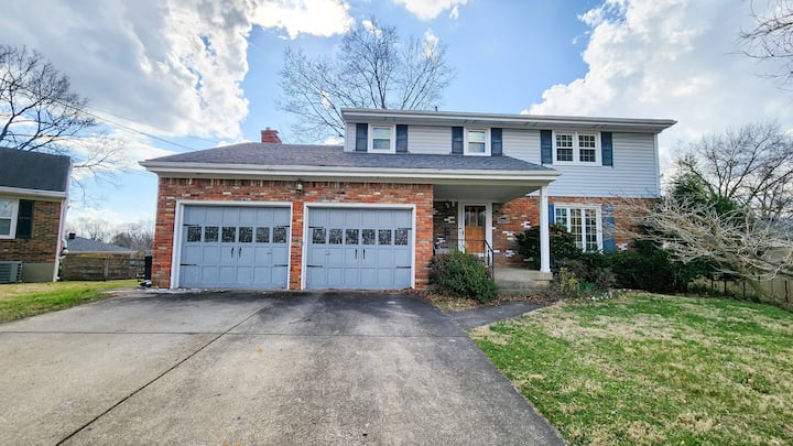 Spacious Escape: 5 Bedroom Home Near Airport, Expo - Louisville, KY
