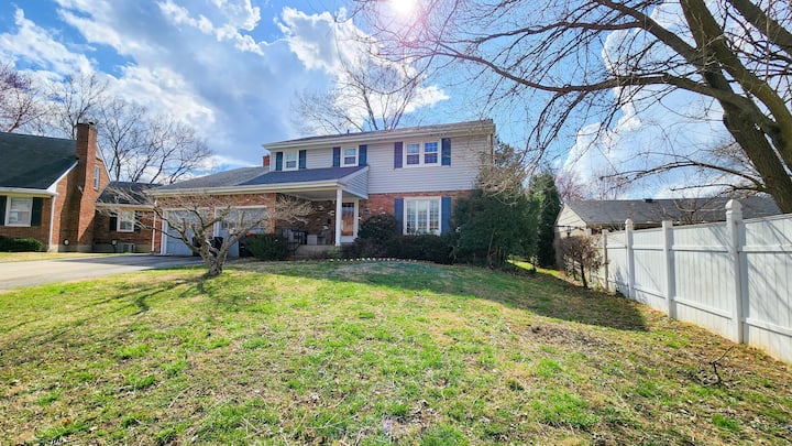 Spacious Escape: 5 Bedroom Home Near Airport, Expo - Louisville, KY