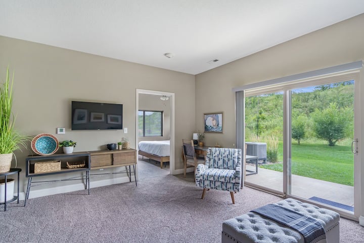 Halcyon Hale Harmonized Hospitality W/garage - Walnut Woods State Park, West Des Moines