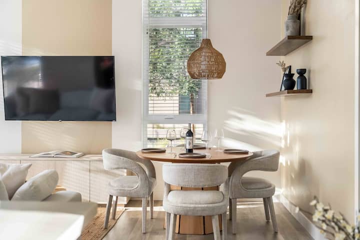 Casa Mallorca By World Class® Designer 2br + Pool - Costa Mesa, CA