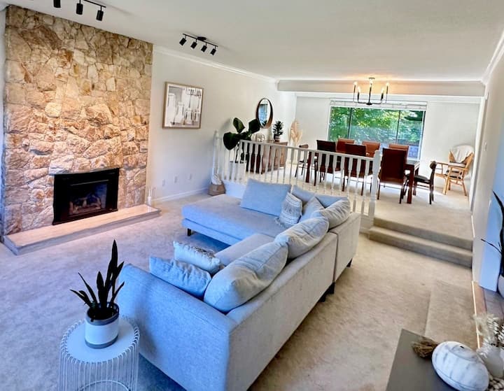 Large North Vancouver Home At The Edge Of Nature - North Vancouver