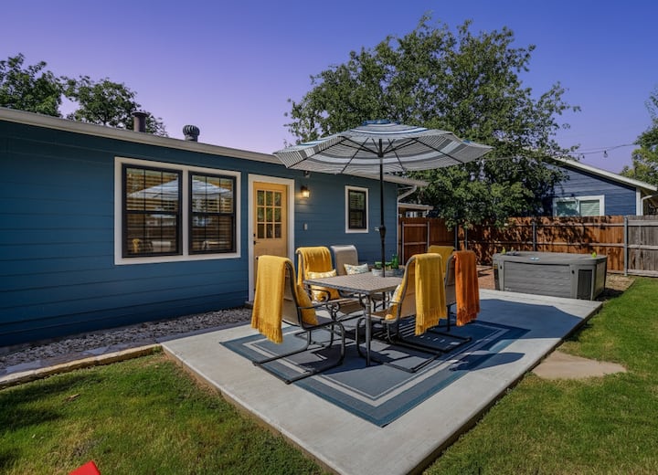 Spacious 2br Home W/ Hot Tub Near Granbury Square - Granbury, TX