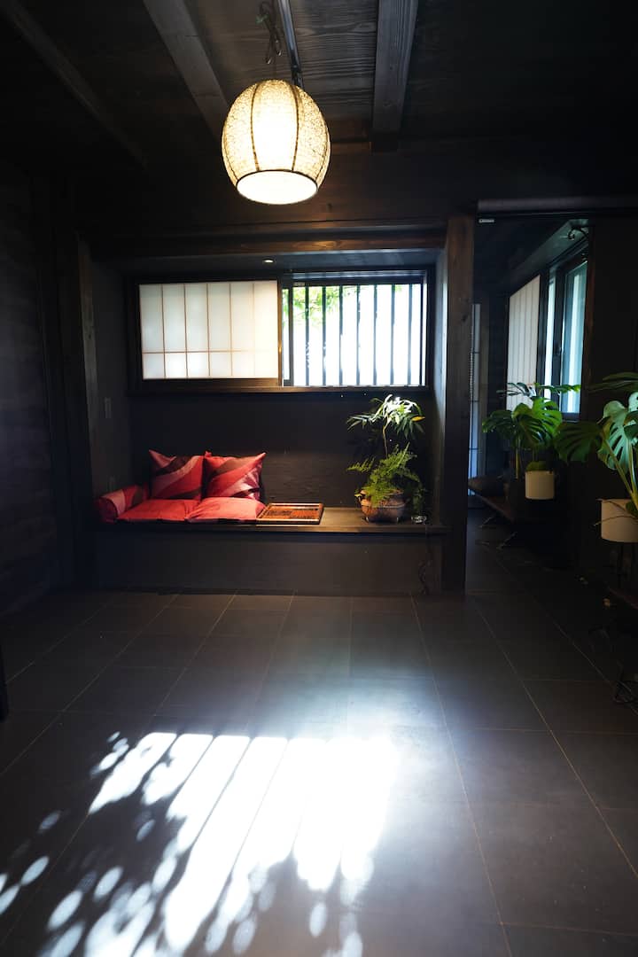 猫と緑と共生するモダン和風の家２/3-
 1階cozy Room In Black - Tokyo