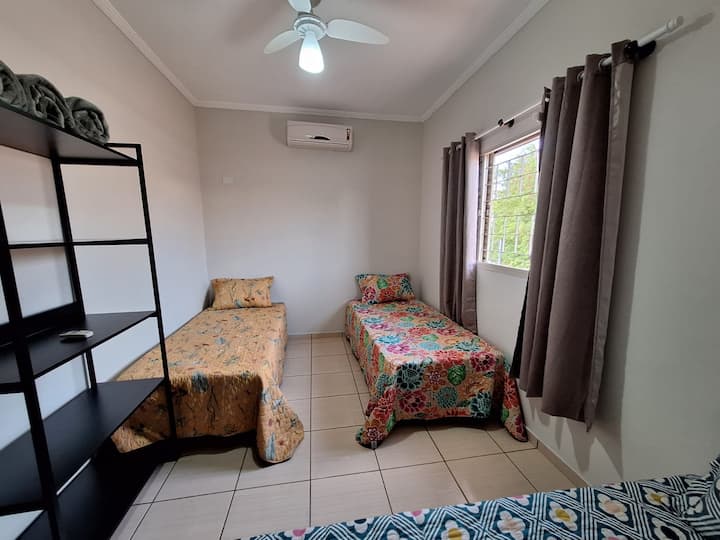 Muito Espaço - 5 Quartos E 4 Vagas De Garagem - Campo Grande
