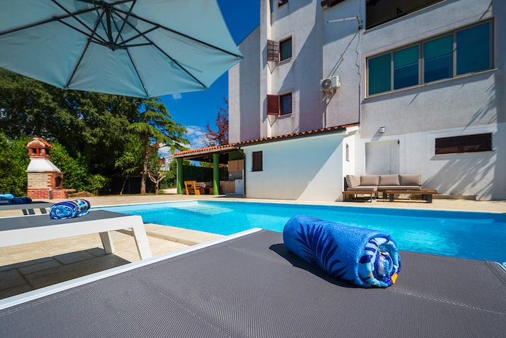 Big Swimming Pool Moonvidal Residence - Pula